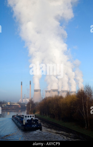 The Rix Owl tanker barge delivering petrolium products to Castleford on ...