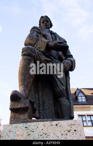 Statue of G.E. Lessing in Judenplatz, Vienna, Austria Stock Photo - Alamy
