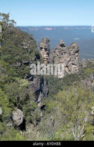 Three Sisters rock formation. View from Echo Point in the Blue ...
