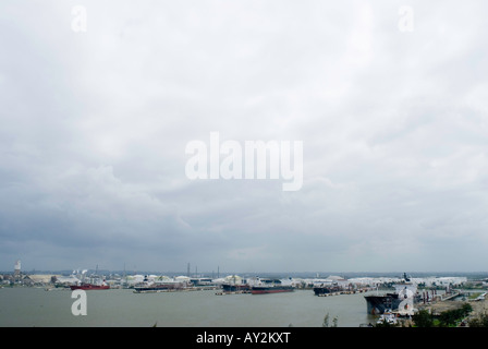 Tanker traffic at the port facilities for the PEMEX Pajaritos complex ...