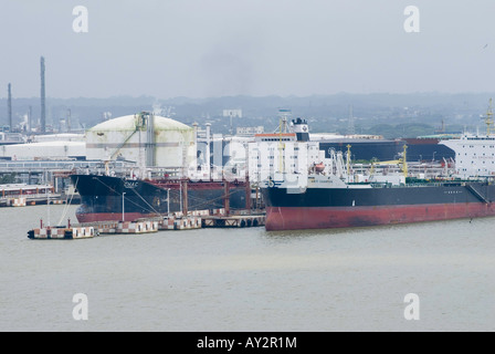 Tanker traffic at the port facilities for the PEMEX Pajaritos complex ...