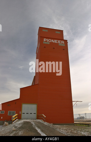 grain elevator at Tuxford in scenic Southern Saskatchewan Stock Photo ...