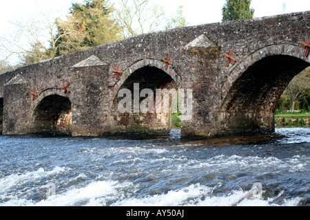 BICKLEIGH BRIDGE BUILT IN 1809 WITH THE TROUT INN BICKLEIGH DEVON Stock ...