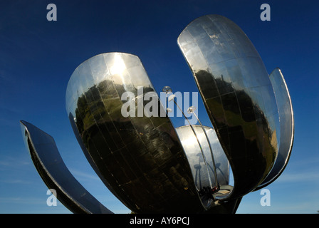 Giant Flower "Floralis Genérica" designed by architect Eduardo Catalano ...