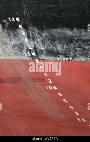 Water level on a ship hull, ballast gauge Stock Photo - Alamy