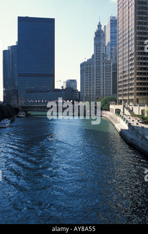 A view along the Chicago river as it flows through the city Chicago USA ...