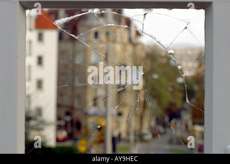 Zerbrochene Scheibe in einem Altbau Stock Photo - Alamy