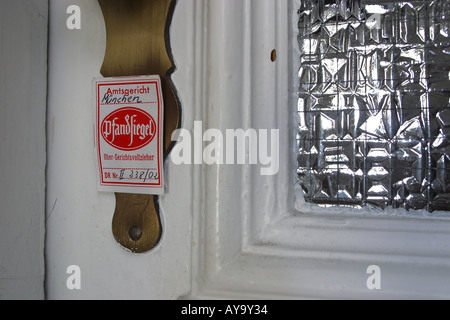 Pfandsiegel an einem Tuerschloss Stock Photo - Alamy