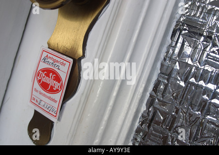 Pfandsiegel an einem Tuerschloss Stock Photo - Alamy
