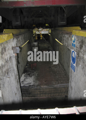 Garage, repair shop for heavy goods vehicles: mechanic in the ...