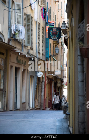 narrow alleyway of Old Town of Nice Stock Photo - Alamy