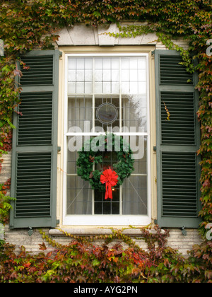 window with ivy and Christmas wreath Stock Photo - Alamy
