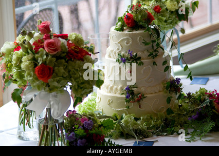 wedding cake with flowers Stock Photo - Alamy