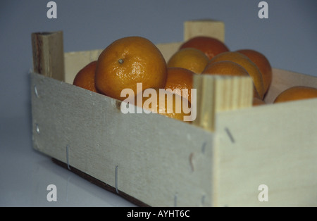 Orangen in Kiste Stock Photo: 82695668 - Alamy