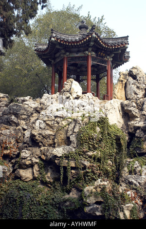 Bridge and buildings at Jingxin House in Beihai Gongyuan in Beijing ...