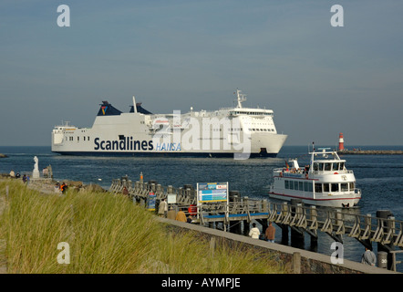The Scandlines ferry "Mecklenburg Vorpommern" entering Warnemuende, en ...