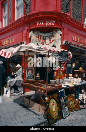Souvenirs, Portobello Road Market, London, UK. Portobello Road is ...