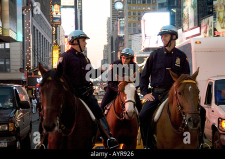 nypd horse unit patrol in New York Stock Photo - Alamy