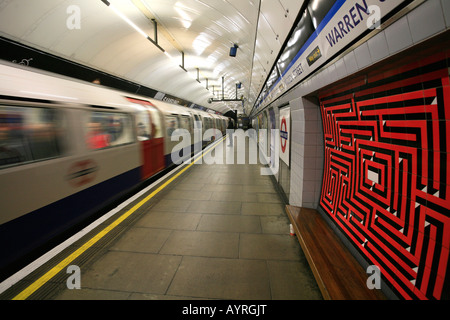 London Victoria Victoria line London underground platforms with waiting ...