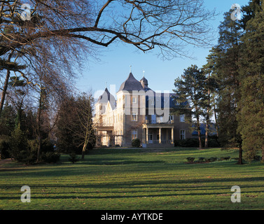 Schlosspark mit Schloss Garath im Fruehling, Schlossgarten, bluehende ...