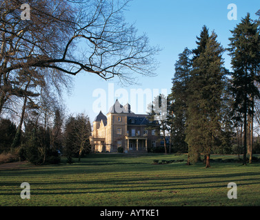 Schlosspark mit Schloss Garath im Fruehling, Schlossgarten, Duesseldorf ...