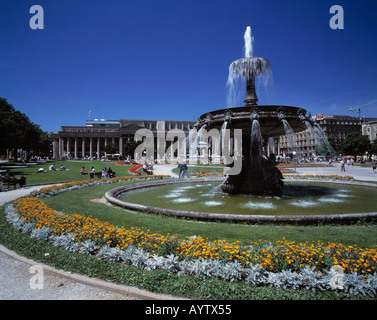 Schlossplatz, Koenigsbau, Saeulenhalle, Springbrunnen, Menschen auf ...