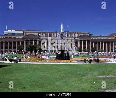 Schlossplatz, Koenigsbau, Saeulenhalle, Springbrunnen, Menschen auf ...
