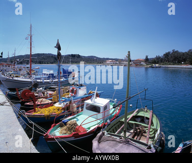 Fischerhafen und Fischerboote in Petriti, Korfu, Ionische Inseln ...