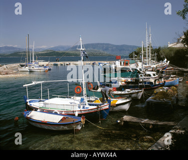 Fischerhafen und Fischerboote in Koloura, Korfu, Ionische Inseln ...