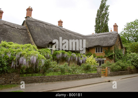 Thatched cottage in Little Tew in the winter snow. Little Tew ...