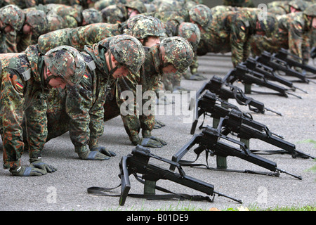 Field exercise during the basic training of Bundeswehr recruits ...
