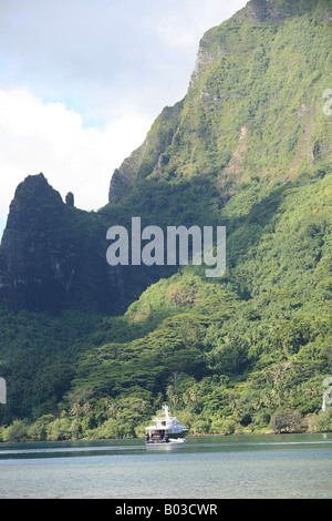 Moorea - Captain Cooks bay Stock Photo - Alamy