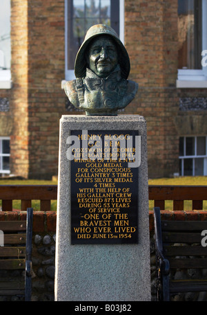 Henry Blogg Bust memorial Cromer Norfolk UK Stock Photo - Alamy