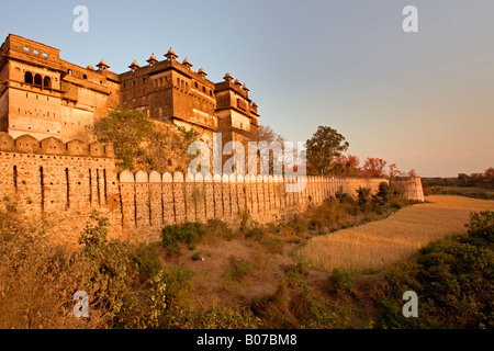 Orchha: Raj Mahal During Sunset Stock Photo - Alamy