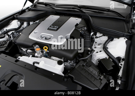 2008 Infiniti G Coupe G37 Journey in White - Tail light Stock Photo - Alamy