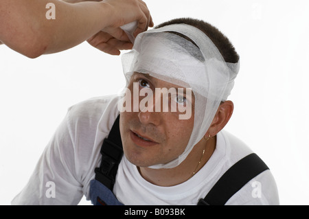 First aid, bandaged head Stock Photo - Alamy