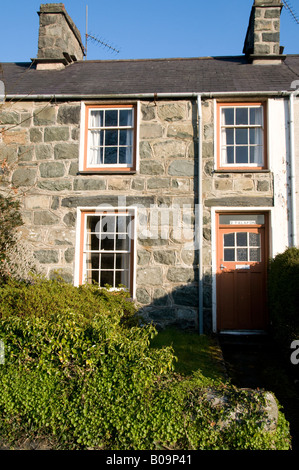 Typical Welsh stone cottage with Welsh slate roofs in Snowdonia Stock ...