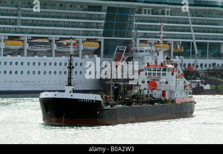 The John H Whitaker Tanker Company bunkering oil tanker barge Jaynee W ...