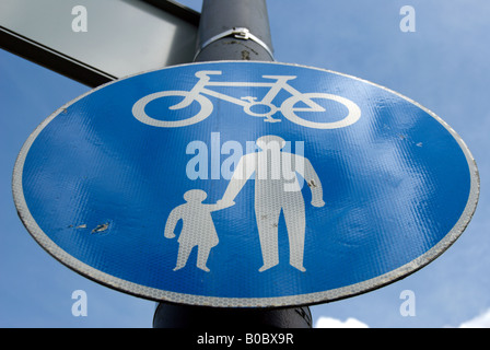 Shared pathway sign for pedestrians and cyclists, UK Stock Photo - Alamy