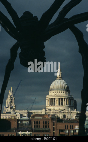 Tate Modern spider London Stock Photo - Alamy