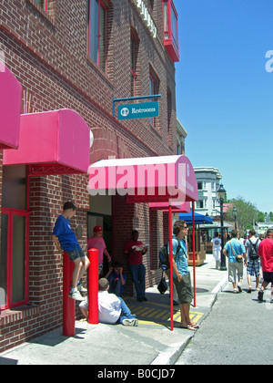 Waiting for the ladies restroom Stock Photo - Alamy