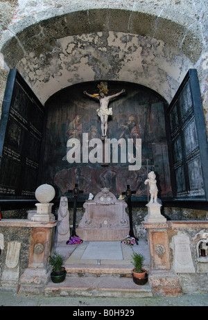 The Tomb of St Peter in the Catacombs of Basilica San Pietro St Peter s ...