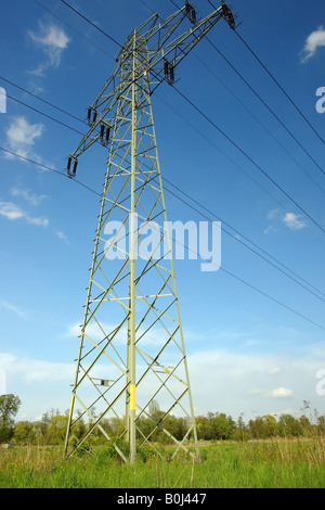 Electricity pylon for transmission and current transfer of high voltage ...