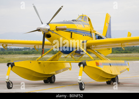 Air Tractor AT-802 Fire fighting aircraft extinguishing a fire Stock ...