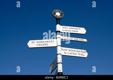 Signpost for Edinburgh castle Stock Photo - Alamy
