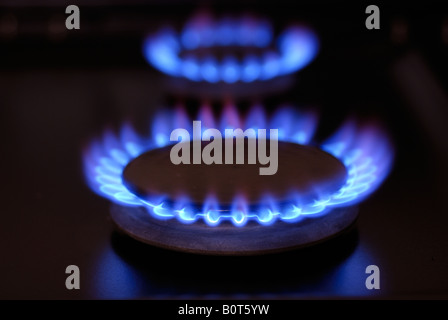 LIGHTED GAS BURNER ON DOMESTIC RANGE COOKER Stock Photo - Alamy