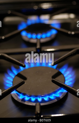 LIGHTED GAS BURNER ON DOMESTIC RANGE COOKER Stock Photo - Alamy
