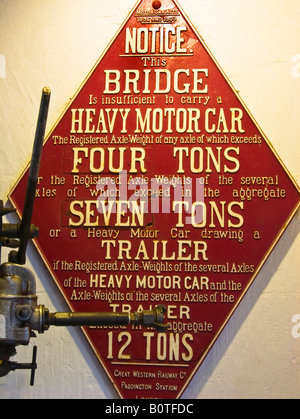 uk road sign weight limit 7.5T lorry truck hgv banned ahead banning ...