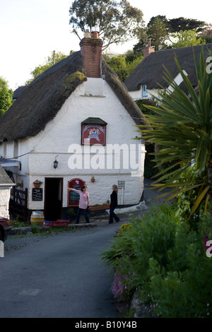 thatched cottages at helford village, cornwall, uk Stock Photo - Alamy