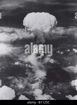 Mushroom cloud over Hiroshima, Japan during World War 2 Stock Photo - Alamy